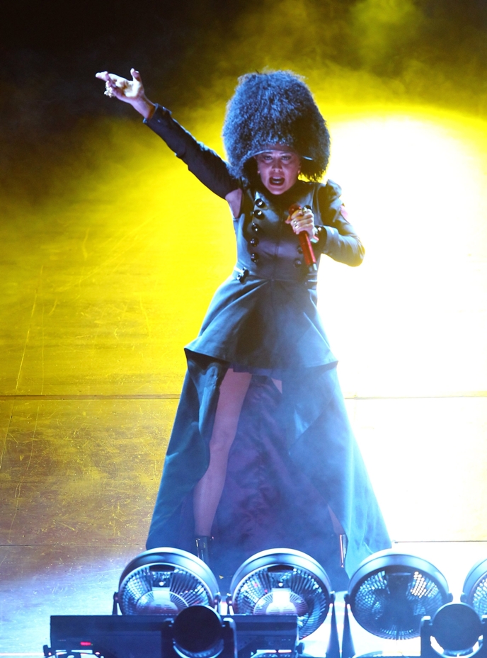 Recibe La Guzmán disco de oro en concierto - Grupo Milenio