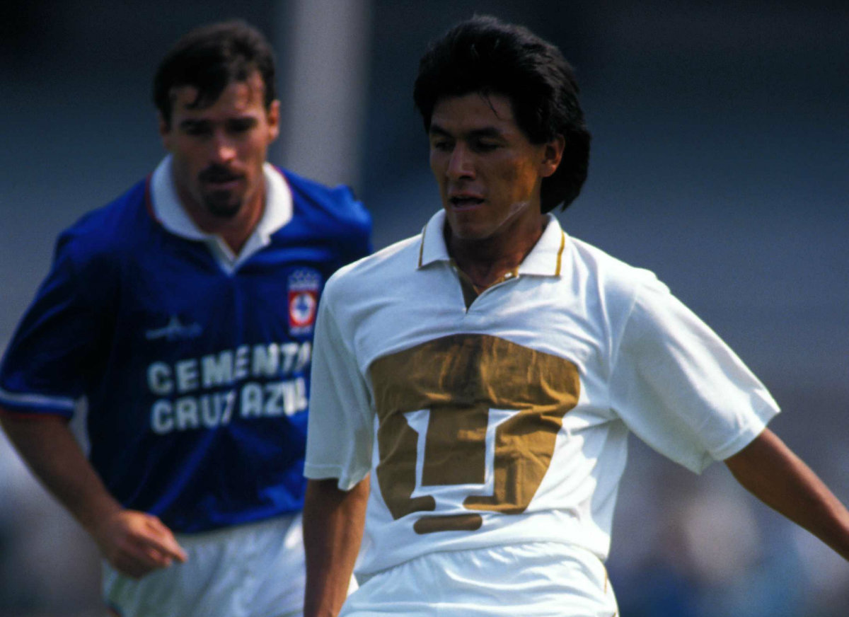 Claudio Suárez levanta la mano para Pumas