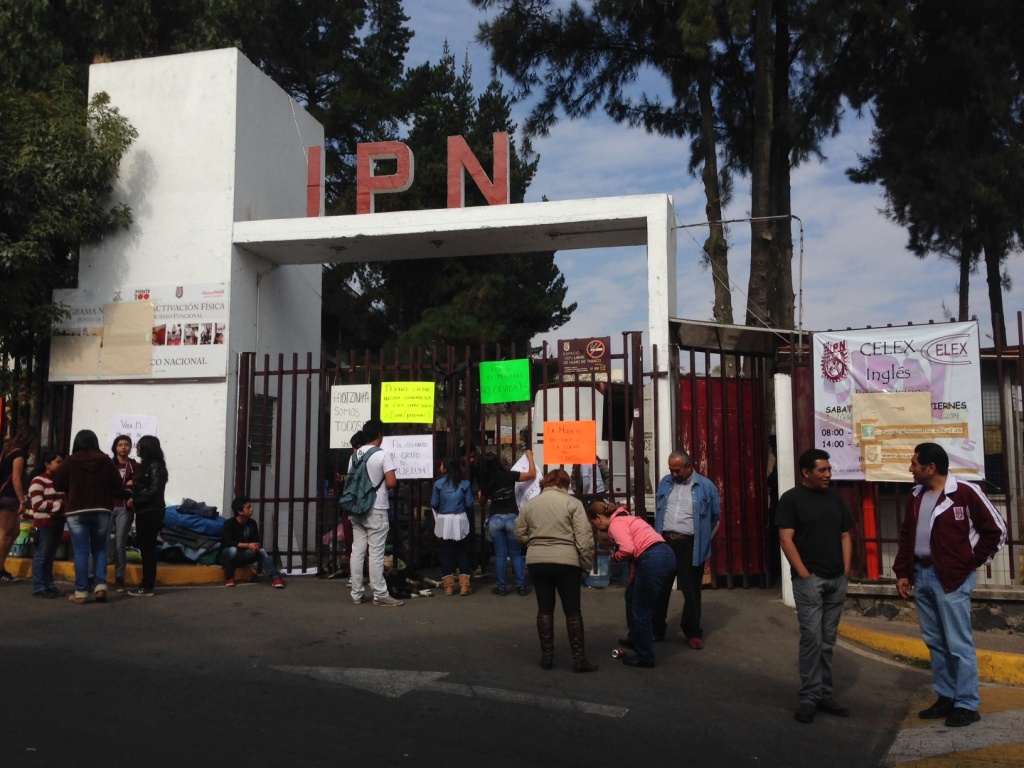 Entregan alumnos a autoridades el Cecyt 15
