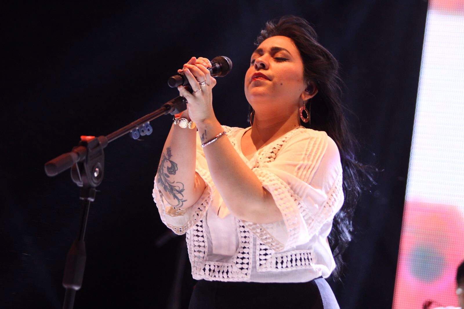 Se entrega Carla Morrison en el GDL Air - Grupo Milenio