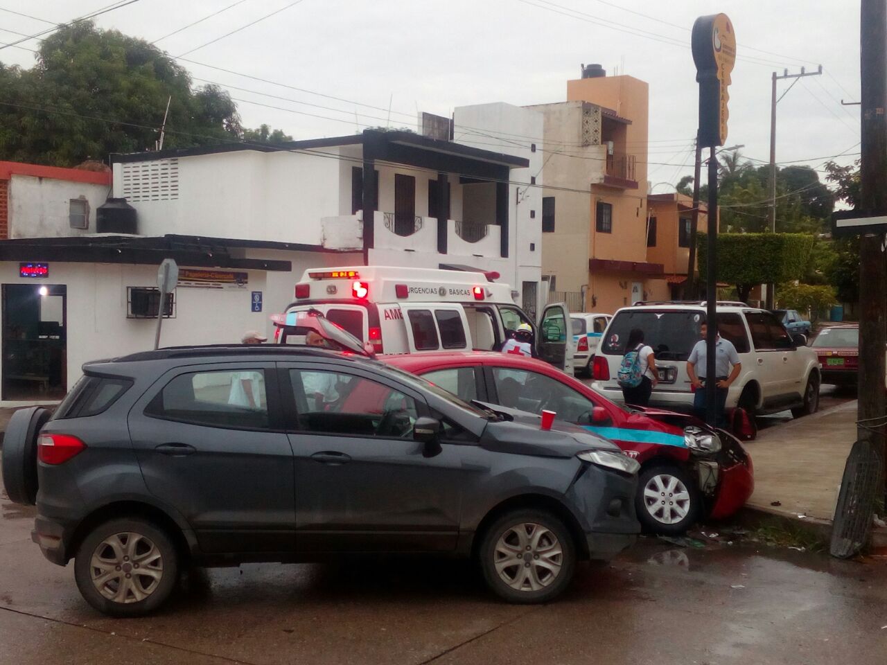 Se pasa alto y choca carro del transporte público; hay 4 heridos ...