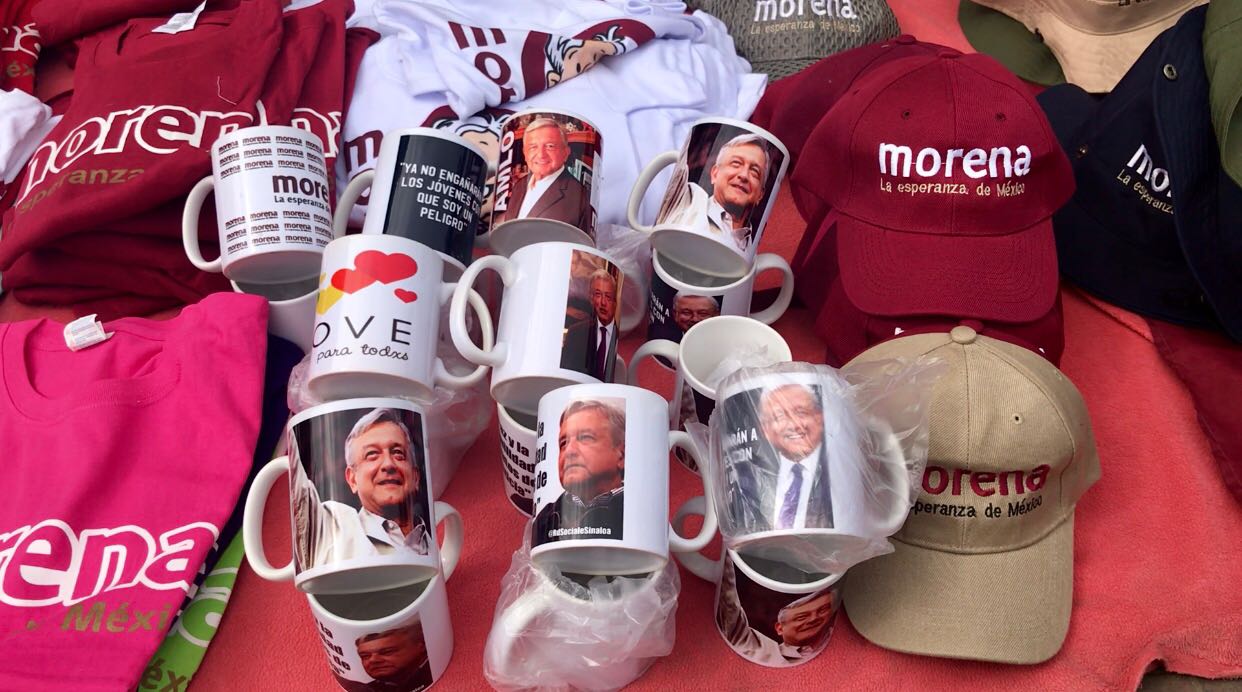 Playeras, gorras y plumas... comerciantes usan a AMLO como marca ...