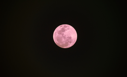 La 'Luna Rosa', ¿significa que nuestro satélite se pondrá de ese color ...