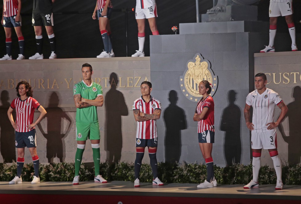Chivas estrena uniforme de local y visita para el Apertura 2018 - Grupo ...