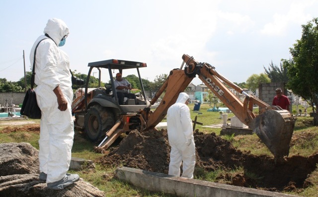 Están sin identificar 179 cuerpos en fosa común