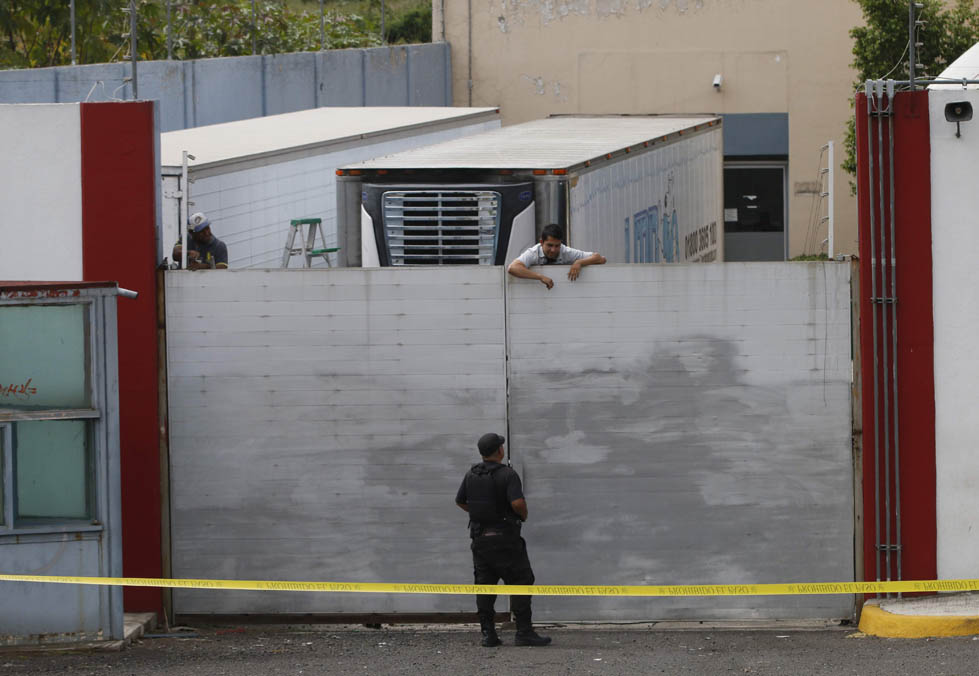 Van 46 cuerpos inhumados, tras sacarlos de tráileres en Jalisco