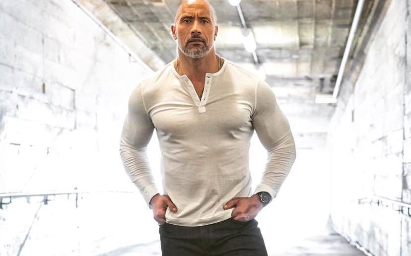 'La Roca' comparte una foto mientras le pintan las uñas - Grupo Milenio