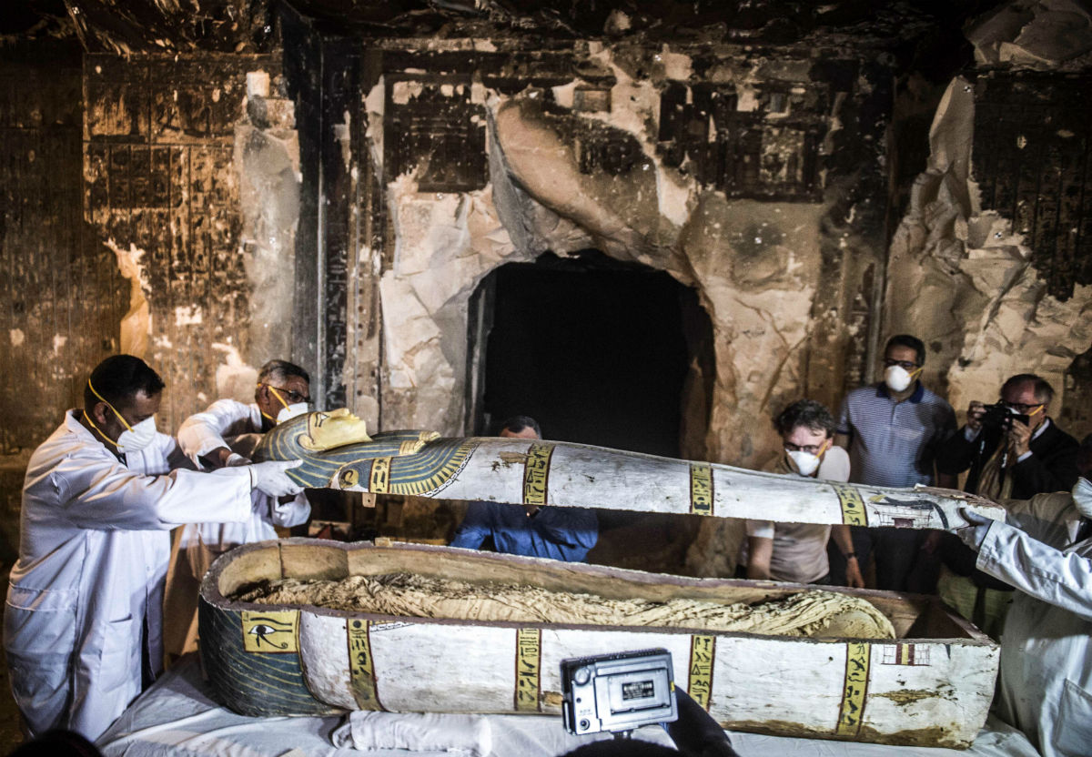 Momias de 2 mil 300 años son develadas en Egipto