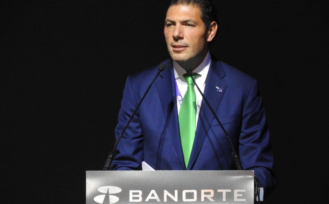 Felicita Carlos Hank González a los banqueros - Grupo Milenio