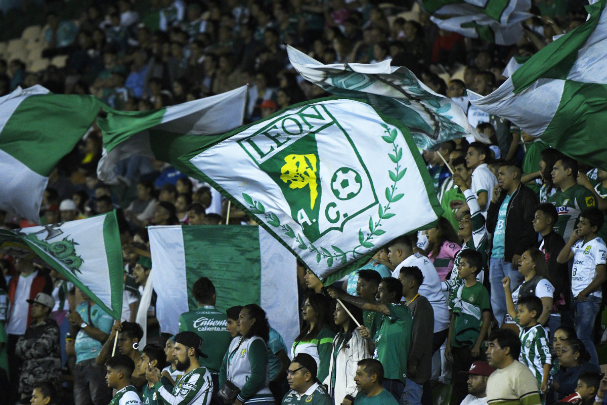 Aficionados levantan Copa - Grupo Milenio