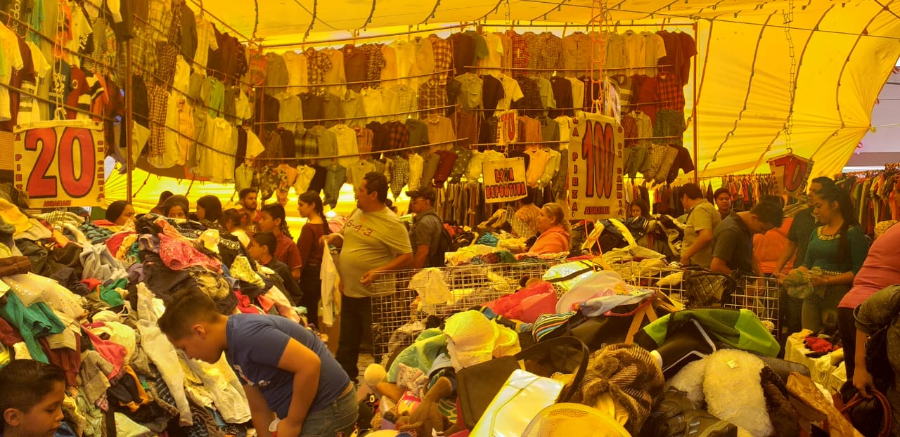 Pacas de ropa americana en tianguis de León son un éxito - Grupo Milenio