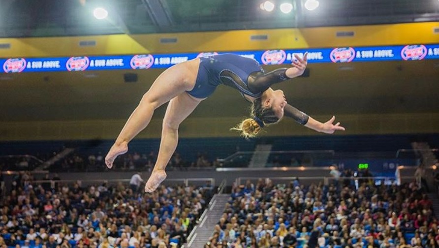 Katelyn Ohashi logra un 10 en gimnasia sin música de Michael Jackson ...