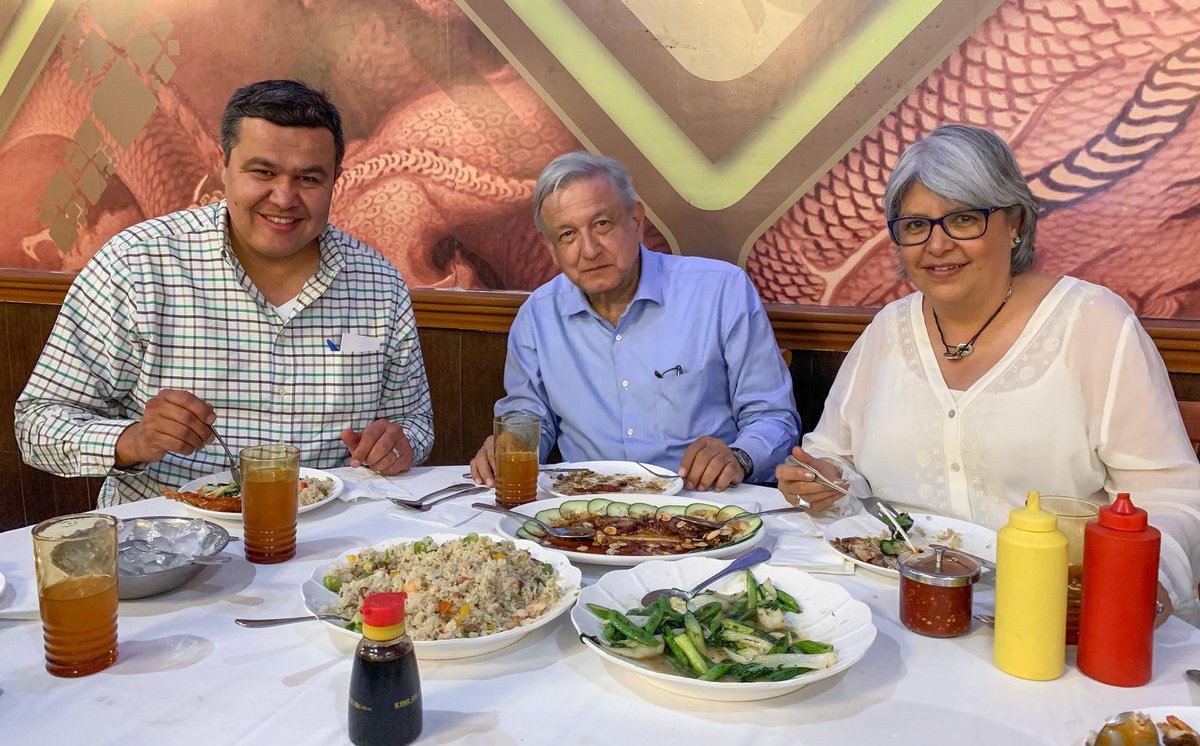 AMLO come lechón y arroz en Sonora - Grupo Milenio