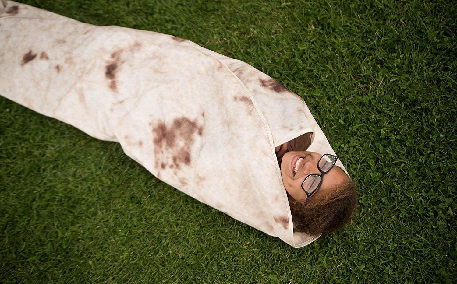 Esta manta de tortilla te convierte en un taco humano gigante - Grupo ...