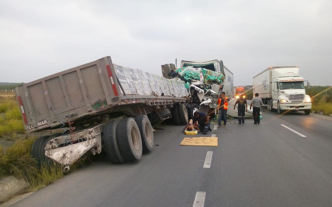Choque entre tráileres deja un lesionado - Grupo Milenio
