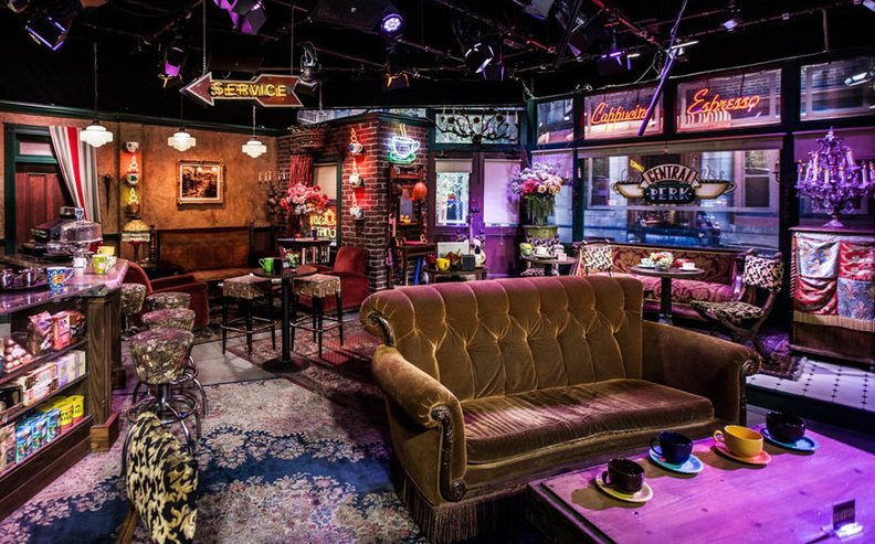 Friends: Cómo tomarte una foto con el sillón de Central Perk - Grupo ...