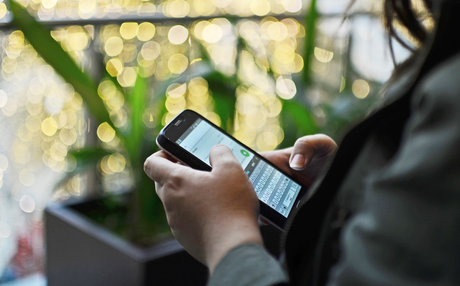 Por su celular, ocho de cada 10 mexicanos consumen internet - Grupo Milenio