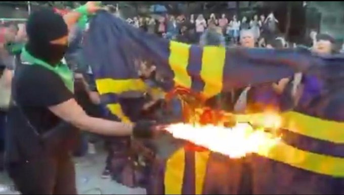 Queman bandera del América tras burla a 'Un violador en tu camino ...