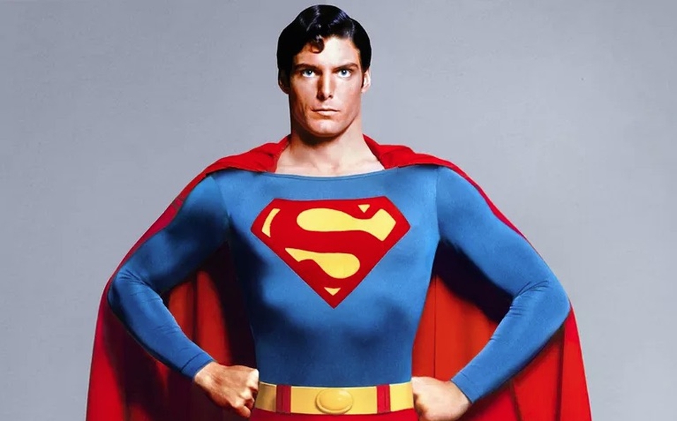 Subastan capa de Superman en más de 3 mdp - Grupo Milenio