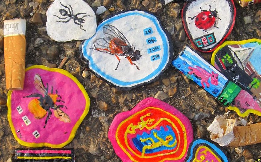 Artista convierte los chicles pegados en la calle en obras de arte ...