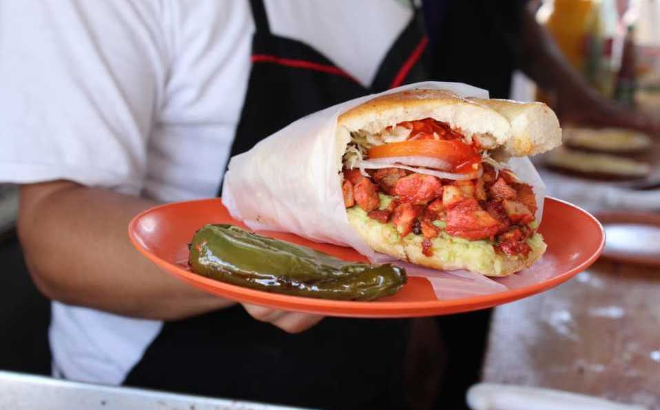 La Laguna. Cómo hacer un lonche de adobada - Grupo Milenio