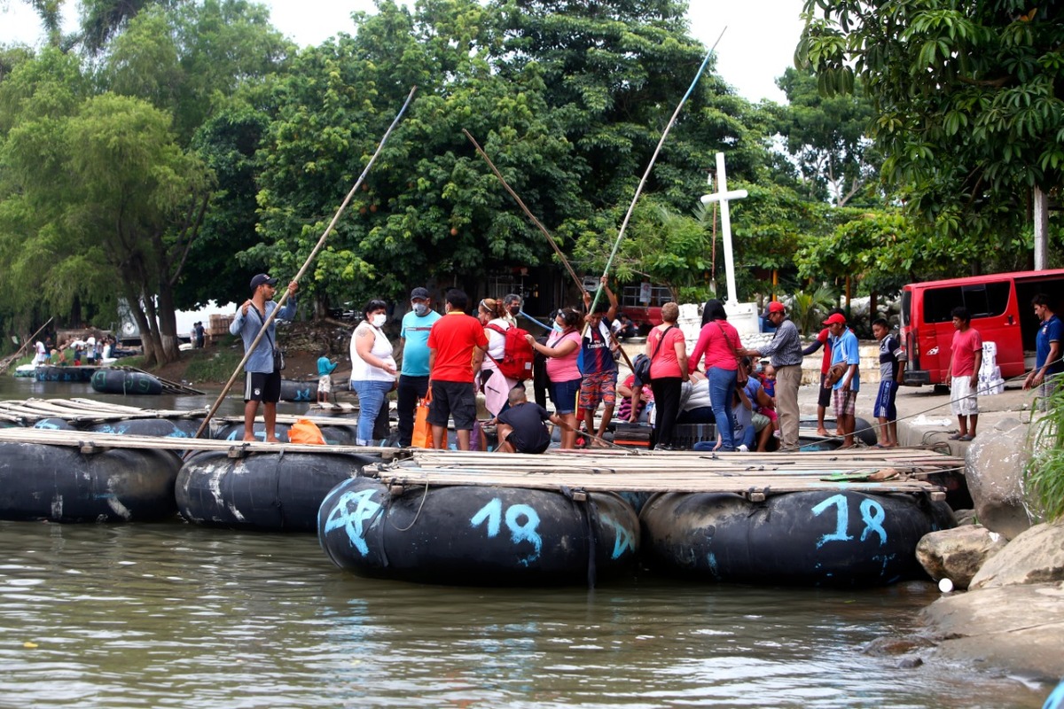 Las balsas del río Suchiate. Así cruzan migrantes hacia México - Grupo ...