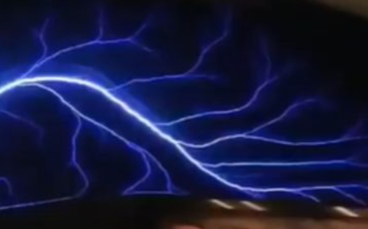 Fuego de San Telmo. Azafata capta increíble fenómeno; video viral ...