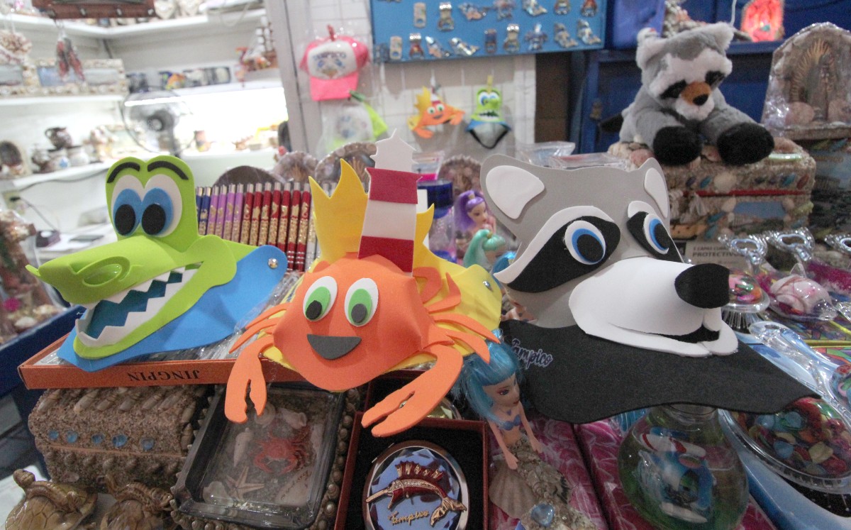 Artesanías de Tampico. Juancho, jaiba y mapaches, compras de turistas ...