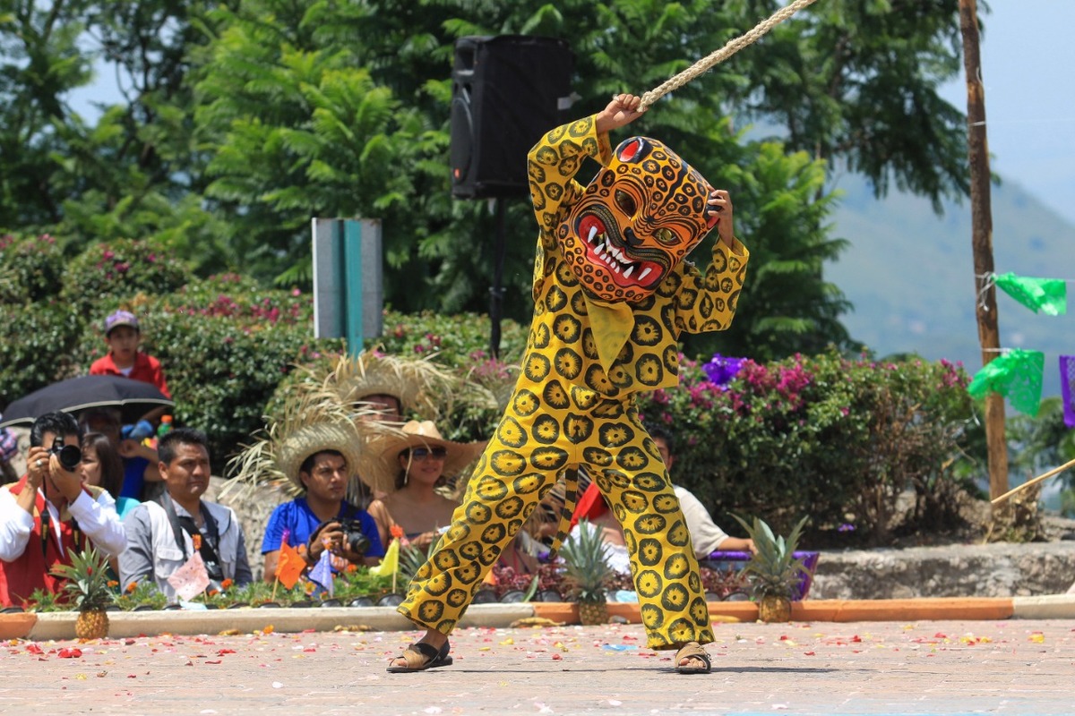 Danza de los tecuanes; tradición y colorido de la mixteca poblana ...