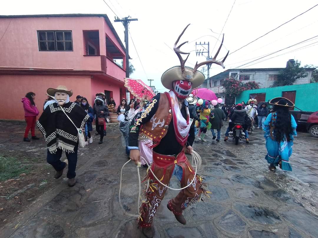 Habitantes de Calnali vuelven a divertirse con sus carnavales - Grupo ...